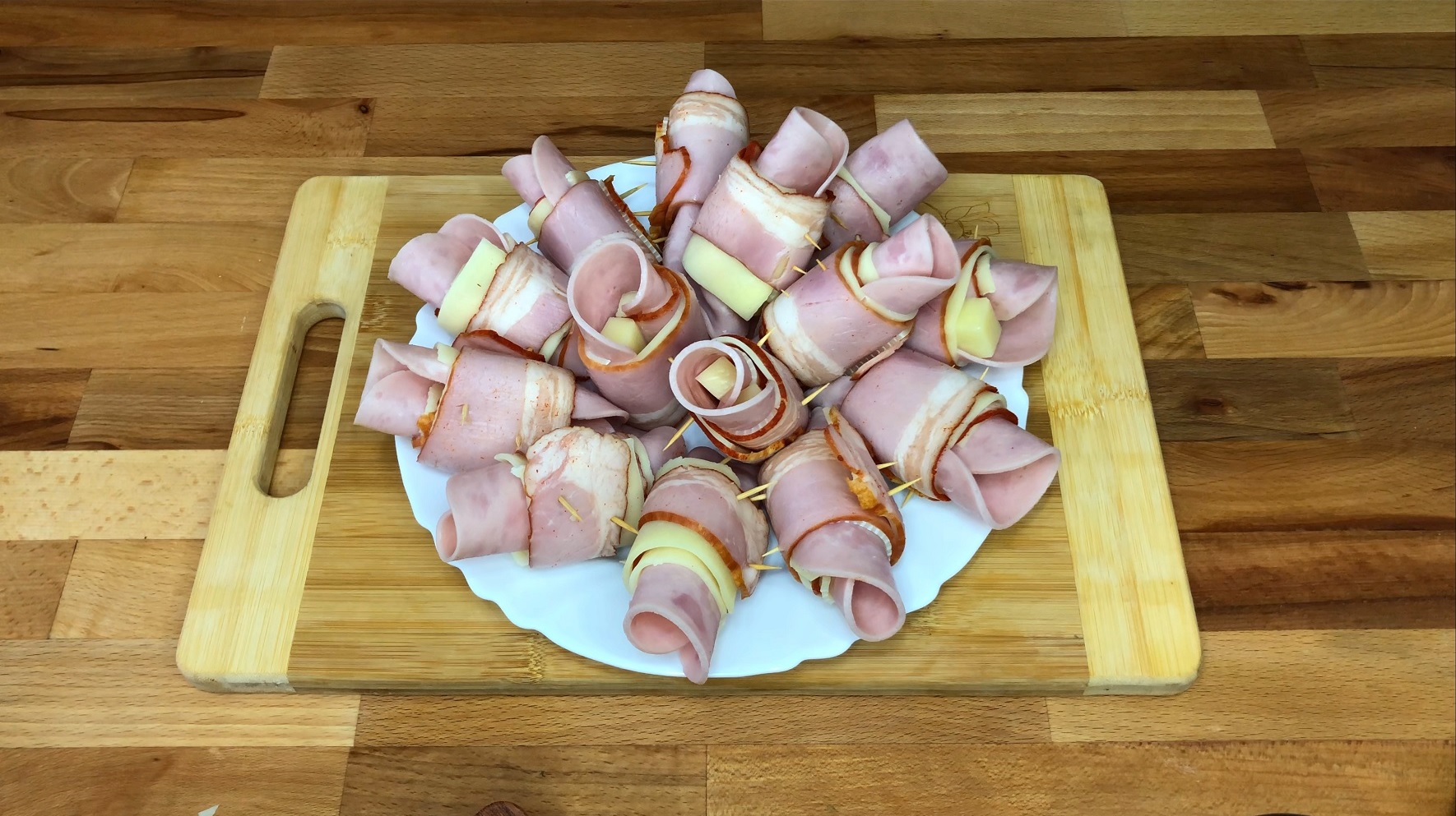 Cheesy ham rolls: soft and creamy - Bitesofawe.com